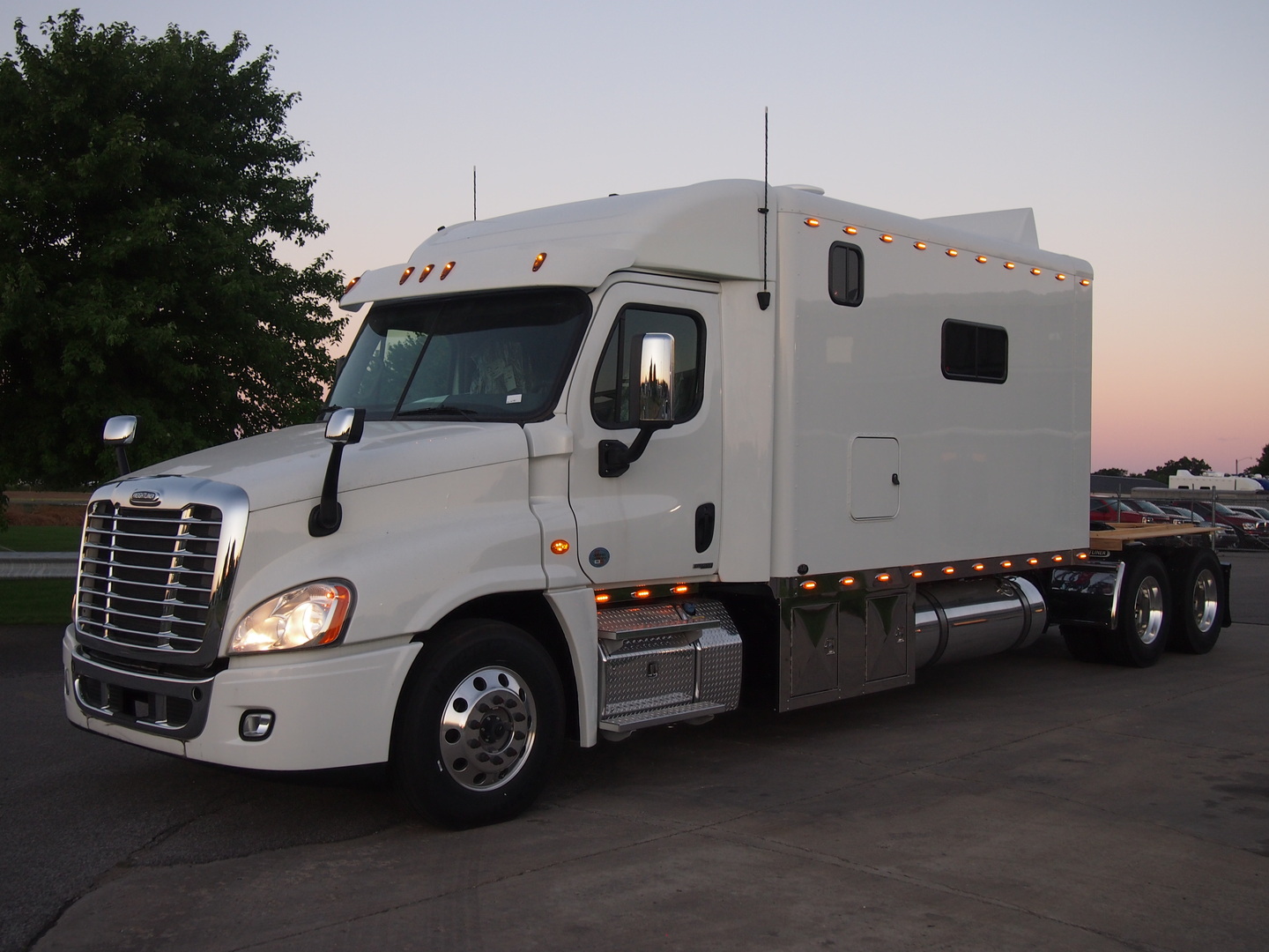 Freightliner Cascadia :: ARI Legacy Sleepers